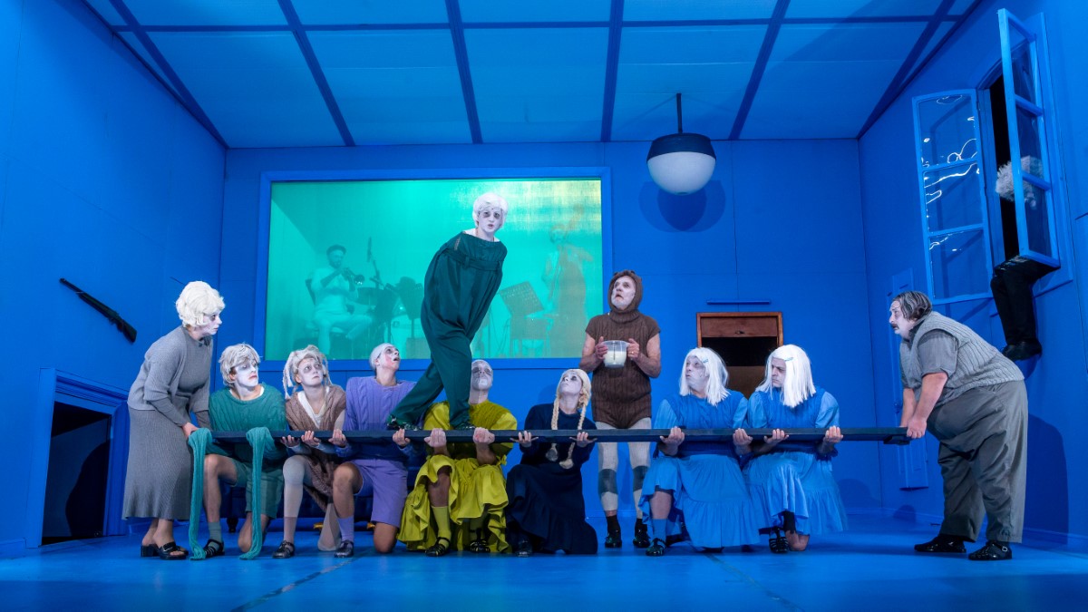 O casă plină de copii spânzurați de ghilimele. „Cartea cu poze a ...